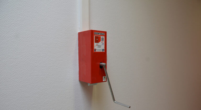 Désenfumage en toiture : quel exutoire choisir